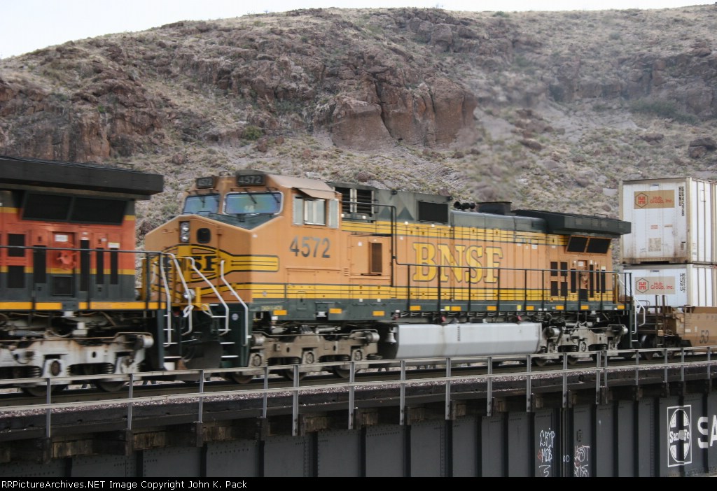 BNSF 4572